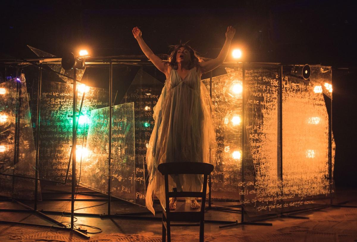 Adolygiad A Pretty Sh*tty Love – Theatr Clwyd, Theatr Seligman, Chapter ...